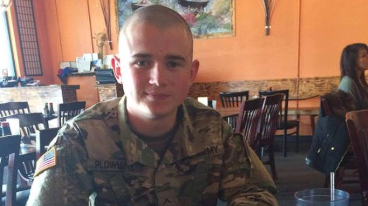 Mutter fotografiert ihren Sohn im Restaurant – doch werfen Sie einen Blick auf die Frau im ...